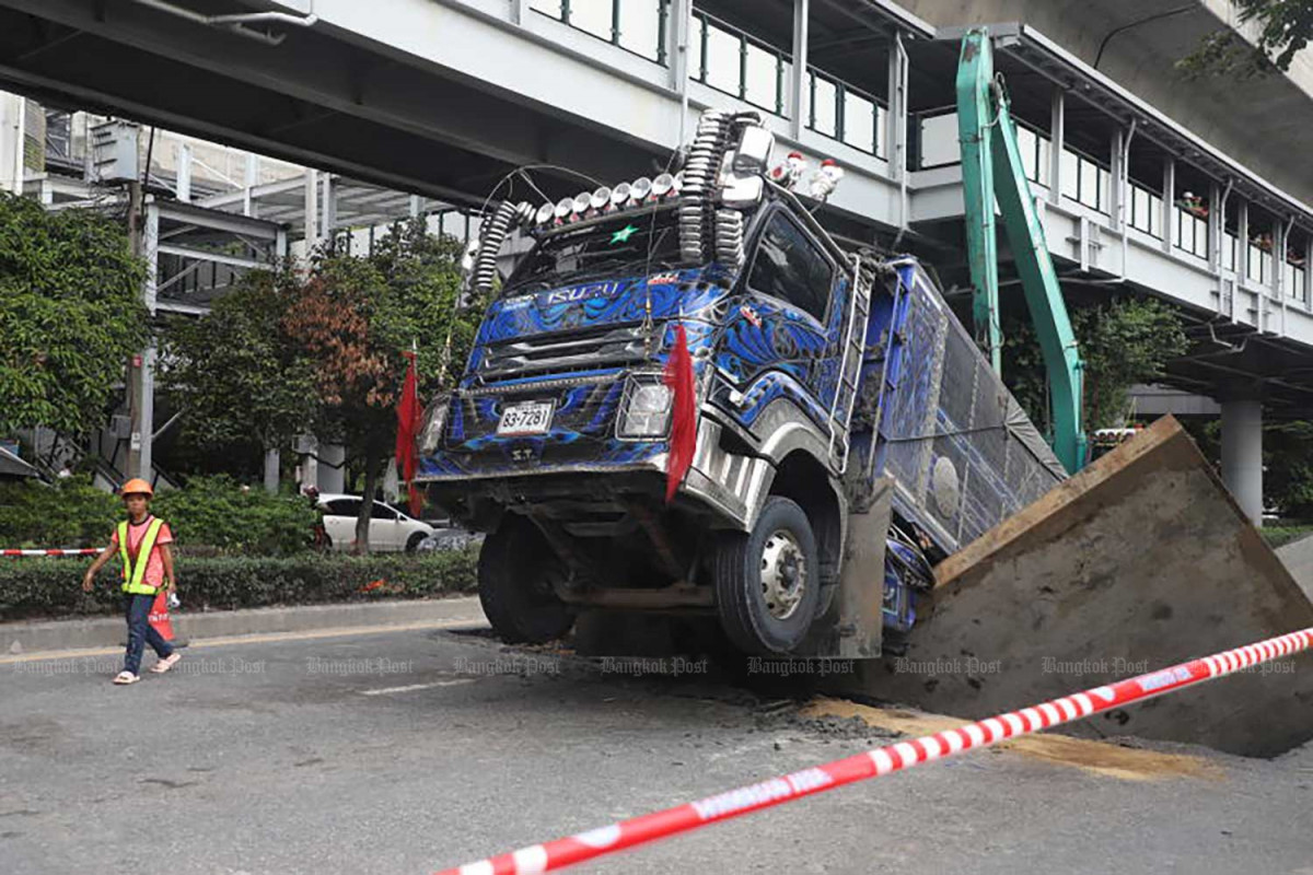 Bangkok Post - Owner of road collapse lorry denies vehicle's sticker ...