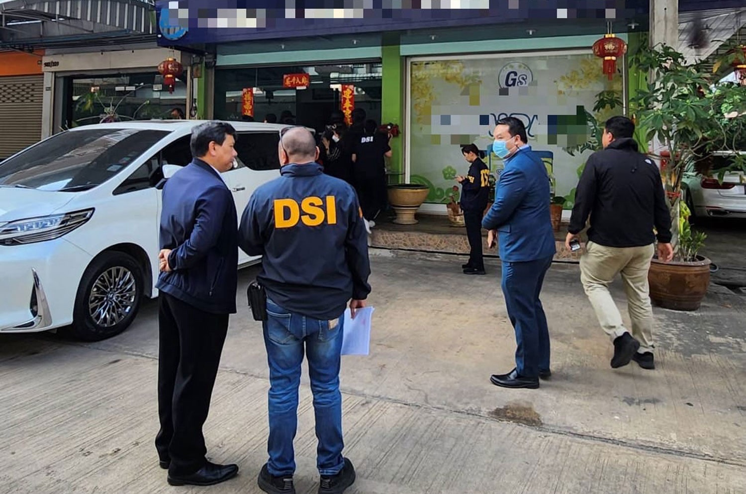 Bangkok Post - Politician's brother wanted for pork smuggling