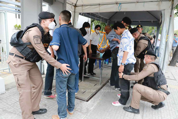 Gang-fighting campus to send new students elsewhere Bangkok Post Learning - Learn English from News
