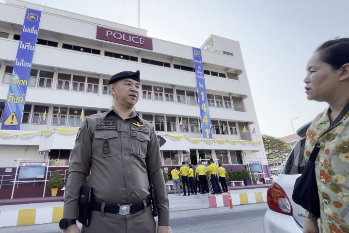 Bangkok Post - Giant signs warn against online scams