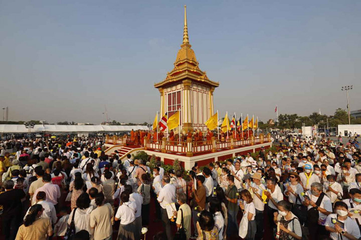 Bangkok Post - 'Over 1m' saw Buddha relics