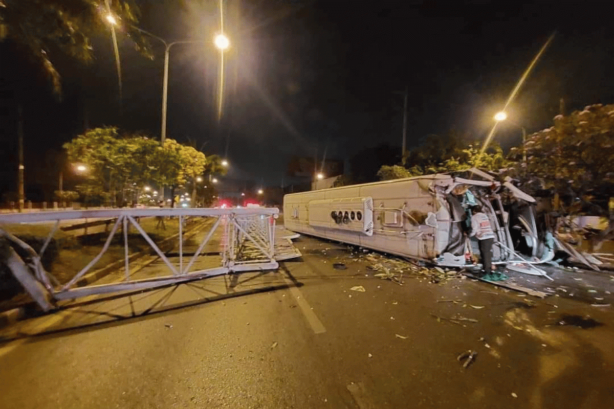 Bangkok Post - Bus crash kills drivers, 44 passengers hurt