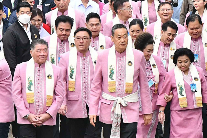 Bangkok Post - Govt flashes cash in North