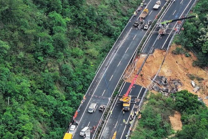 Bangkok Post - Road collapse in southern China kills 48