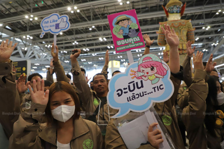 Bangkok Post - First Thai workers head to Israel since attacks