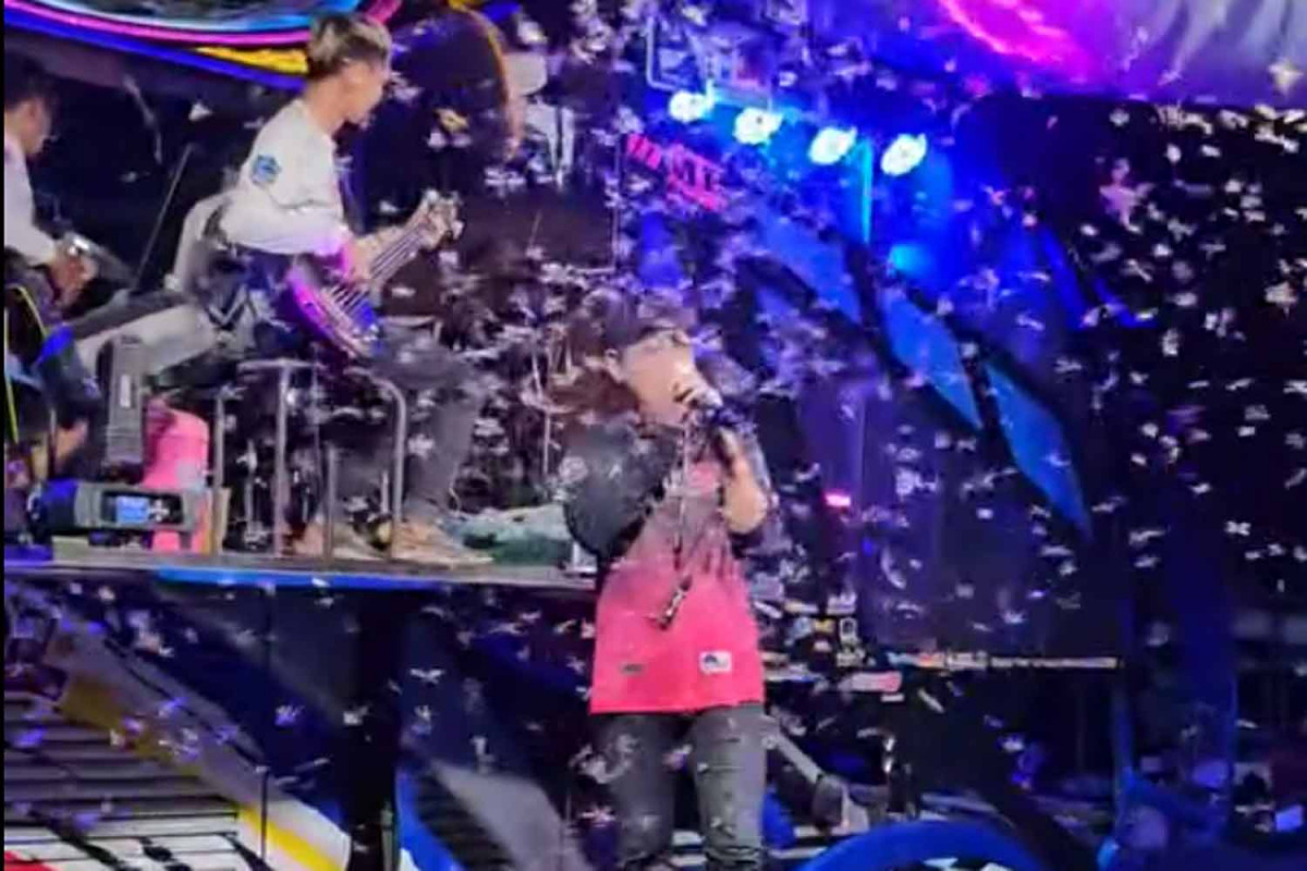 Singer performs in swarm of bugs Bangkok Post Learning - Learn English ...