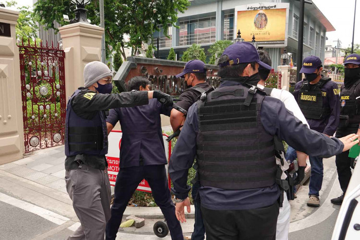 Driver arrested for stealing priceless photos Bangkok Post Learning - Learn English from News