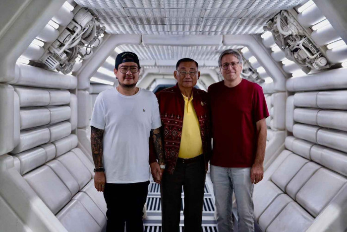 Bangkok Post - Minister visits 'Alien' film production in Thailand