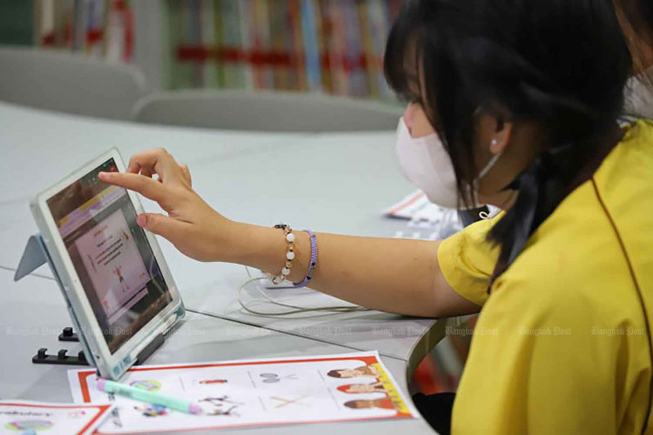 Bangkok Post - Govt 'committed' to student tablet plan