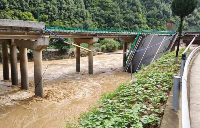 Bangkok Post - At least 12 dead in China bridge collapse
