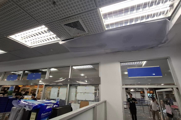 Bangkok Post - Two hurt by falling ceiling tiles at Chiang Mai airport