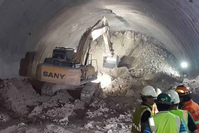 Bangkok Post - Signs of life as rescue continues at collapsed train tunnel