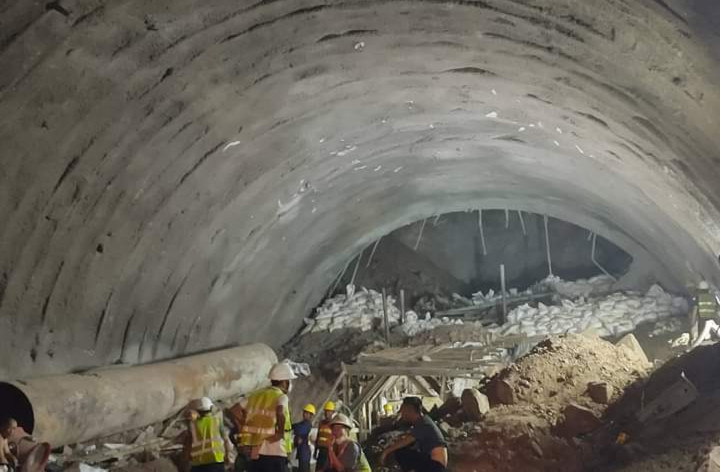 Bangkok Post - Rescuers just a metre from trapped tunnel victim