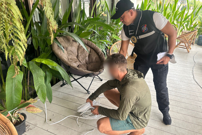 Bangkok Post - Police pull plug on foreign electricians