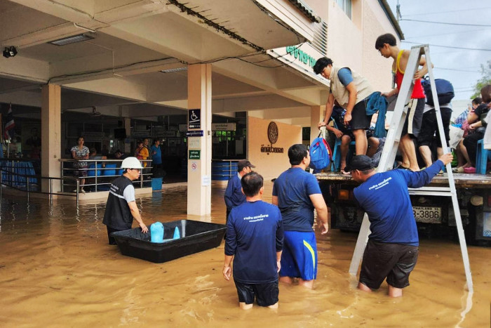 Bangkok Post - Firms struggle to deal with flood damage