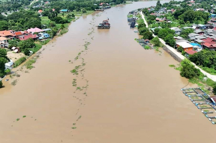 Bangkok Post - Chao Phraya Dam bursts banks, flooding communities in ...