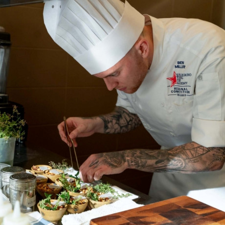 10 chefs compete for a coveted title