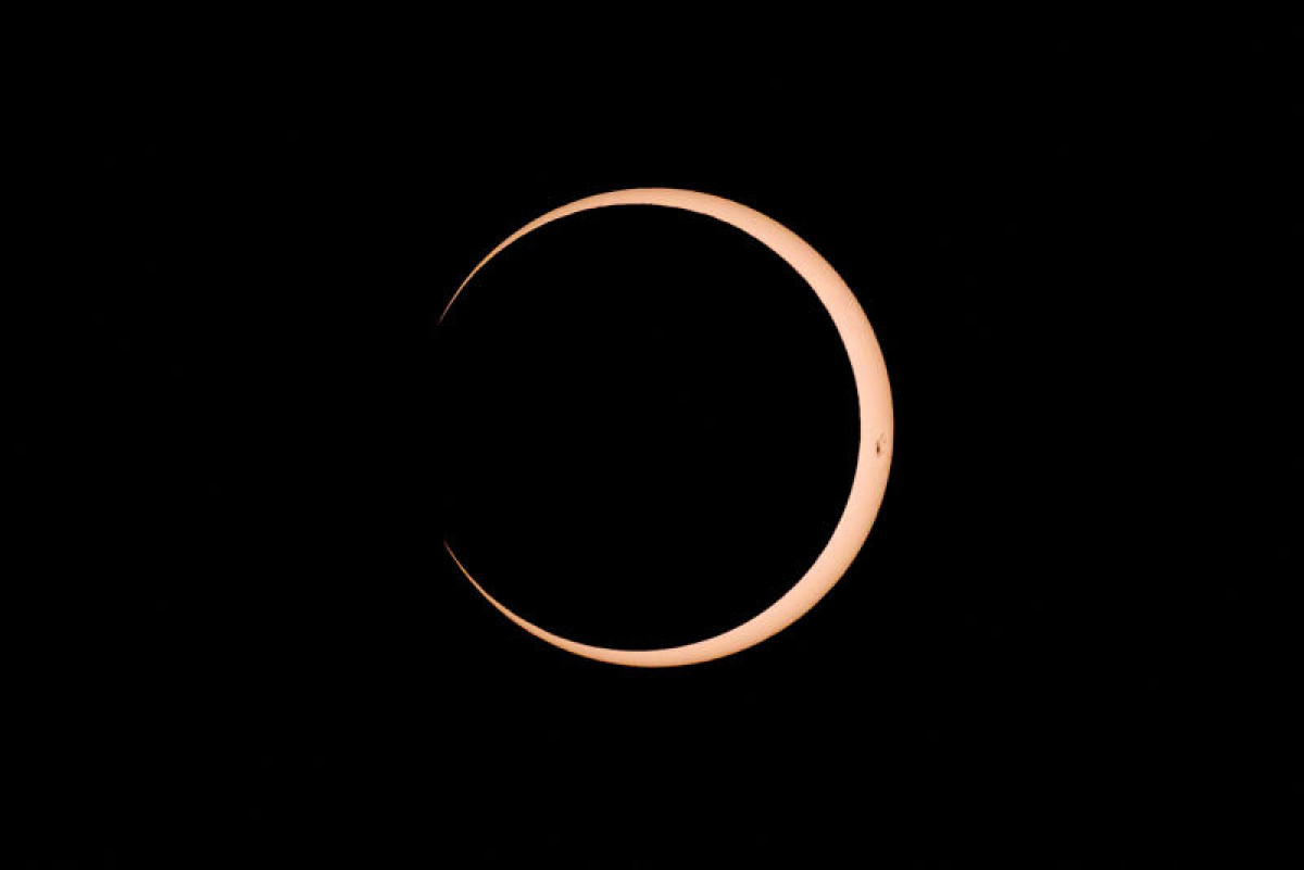 Bangkok Post - Solar eclipse shines a 'ring of fire' over Easter Island ...
