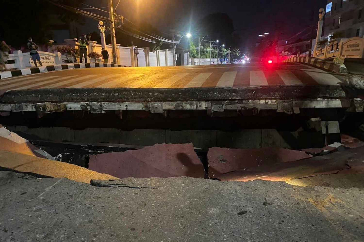 Bangkok Post - Bangkok bridge closed after embankment collapse