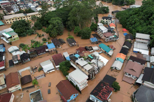 Bangkok Post - Sifting through Northern Thailand's mud and floods