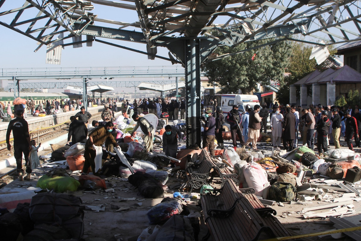 Bangkok Post - Pakistan separatists kill 24 in train station blast
