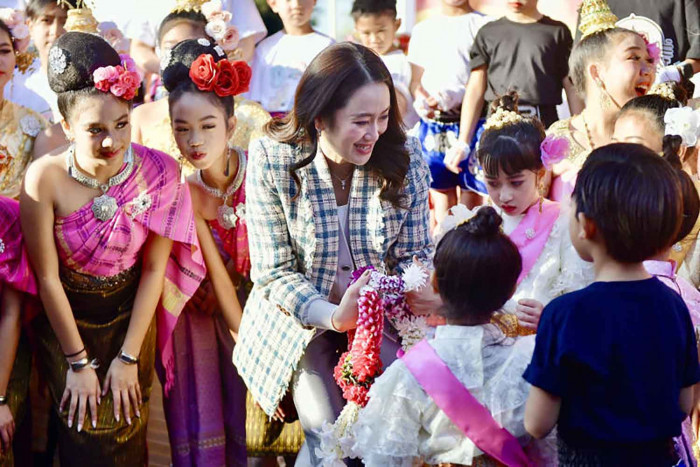 Bangkok Post - PM courts US cash on trip