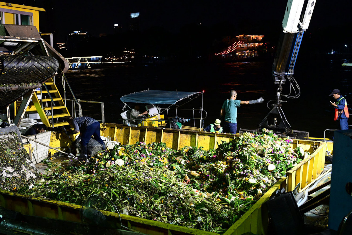 Bangkok Post - 500,000 krathong floats collected in Bangkok waterways