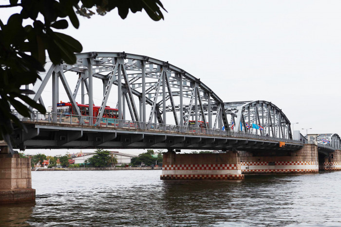 Bangkok Post - Boy, 12, praised for rescuing drowning girl, 17, in Bangkok