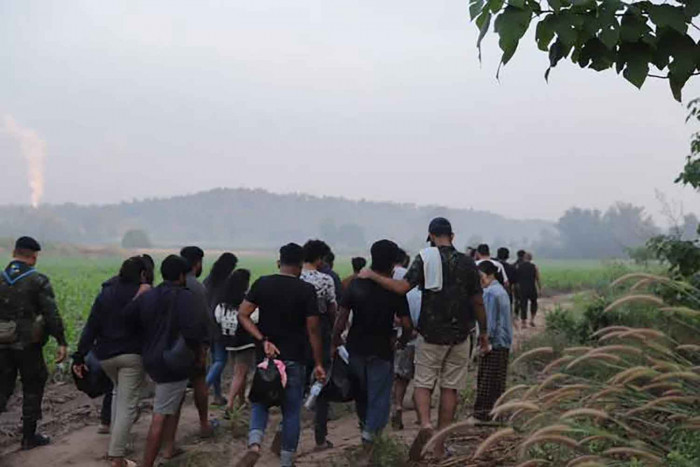 Bangkok Post - Foreigners flee Myanmar scam gang into Thailand's Mae Sot