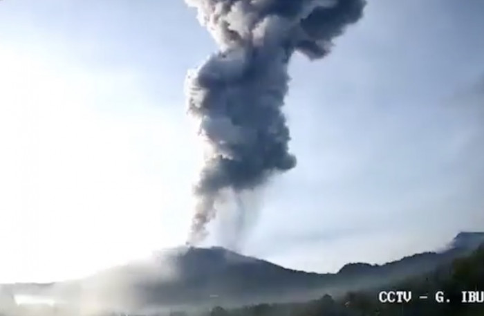 Bangkok Post - 3,000 residents evacuated after Indonesia's Mt Ibu erupts