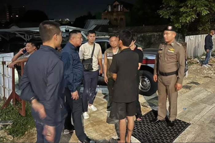 Bangkok Post - Phuket police arrest armed extortionists in van outside hotel