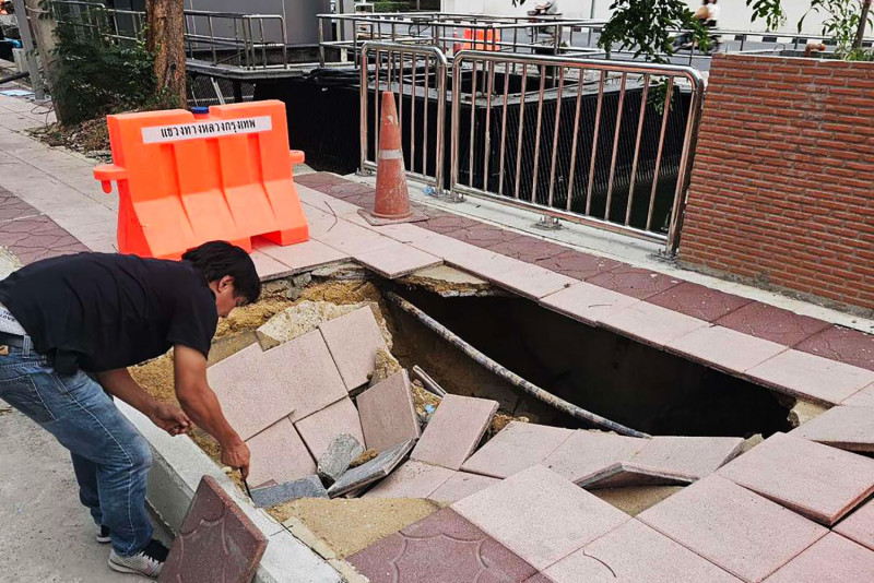 Bangkok Post - Bangkok walkway collapse draws social ire