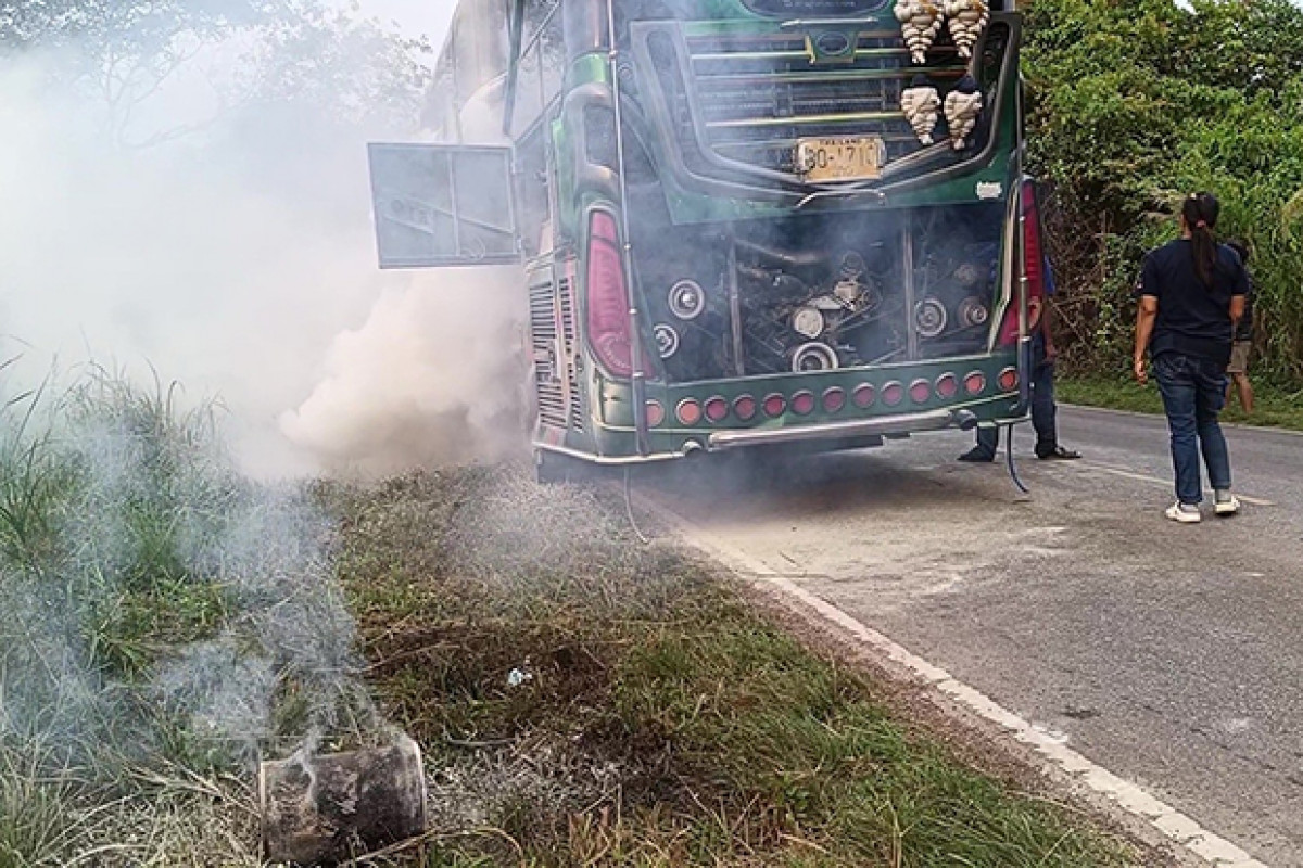 Bangkok Post - Fire on bus carrying pupils on field trip, all safe