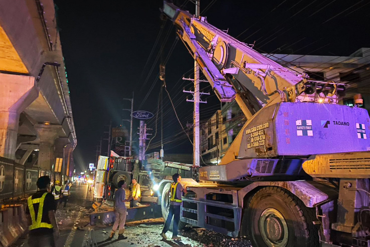 Bangkok Post - Crane falls from Rama II expressway, injures one