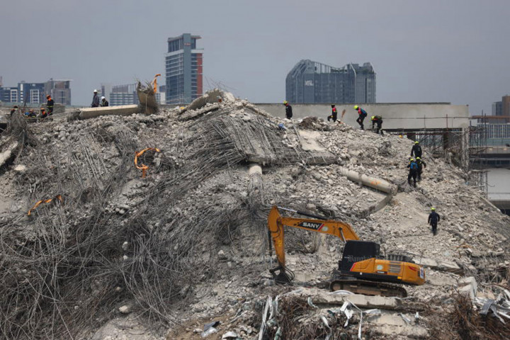 Bangkok Post - 100 questioned over Bangkok building collapse