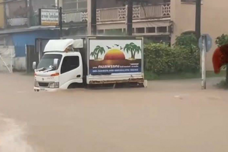 Bangkok Post - Rain pounds Phuket, flood warning