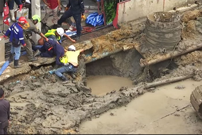 Bangkok Post - Frantic rescue: Worker plummets into deep excavation hole