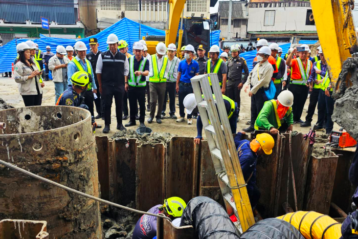 Bangkok Post - Buried construction worker declared dead, search for ...