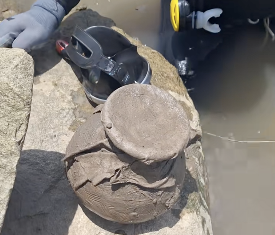 Bangkok Post - Sealed jar with occult doll found in Ping River