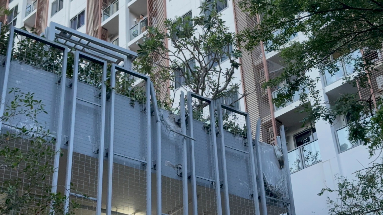 Bangkok Post - Tourist hurt by debris falling from Pattaya condo