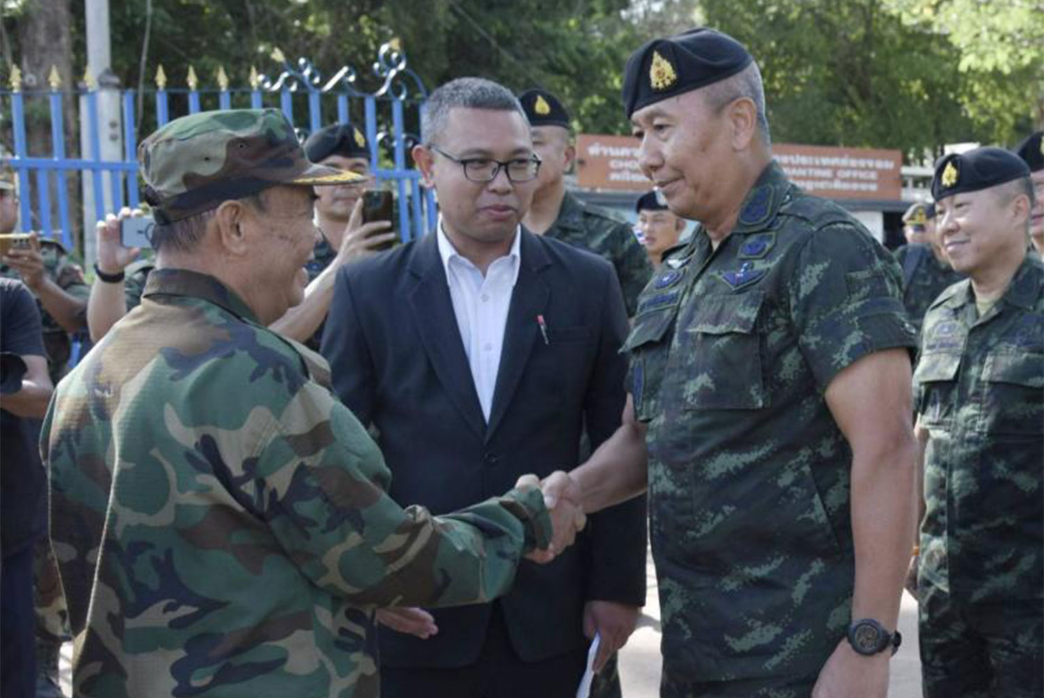 Bangkok Post - Army chiefs try to resolve Thai-Cambodian border dispute
