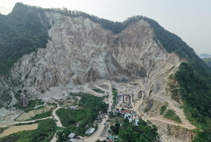 Bangkok Post - Search continues for Indonesia quarry collapse victims ...