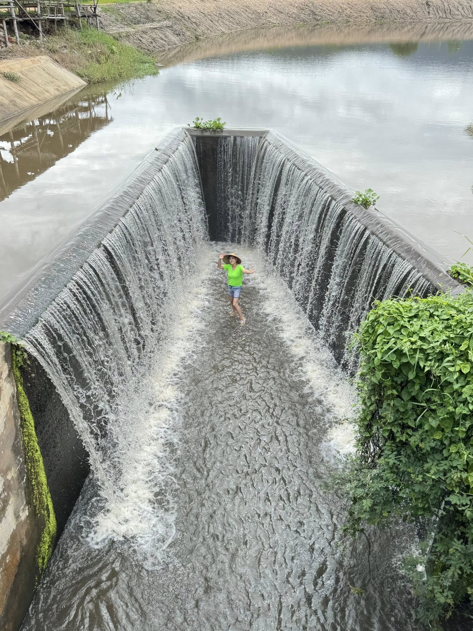 Bangkok Post - Tourists flock to Pang Sawan water curtain over long weekend