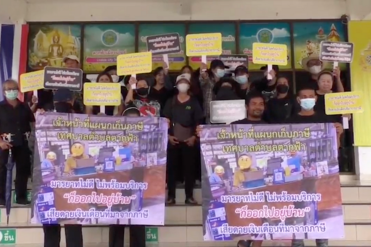 Bangkok Post - Vendors demand council tax collector's dismissal