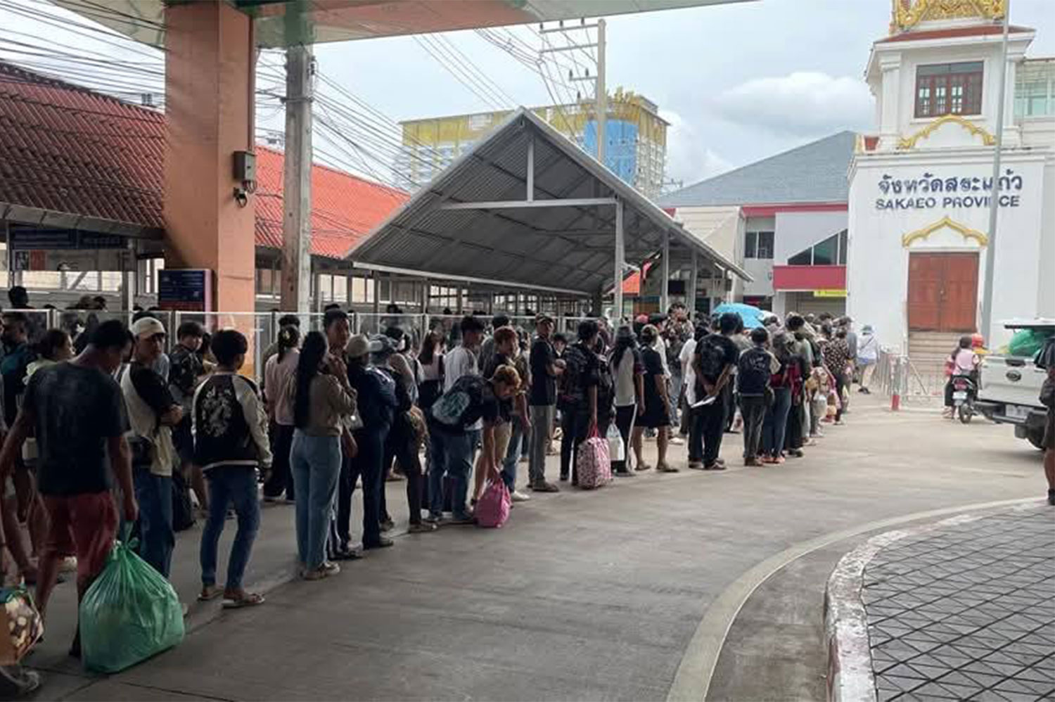 Bangkok Post - Closure rumours prompt chaos at Sa Kaeo border checkpoint