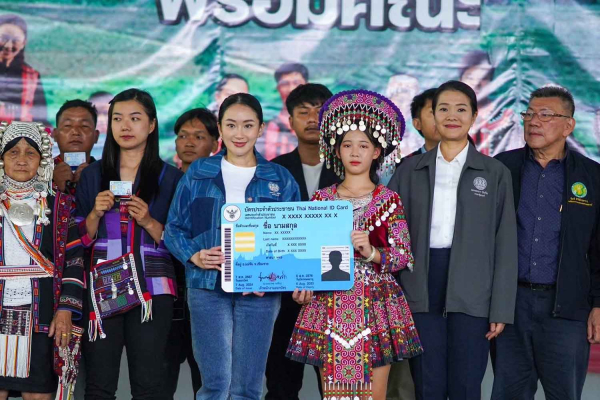 Bangkok Post - 'Delighted' PM hands out national ID cards to minority ...