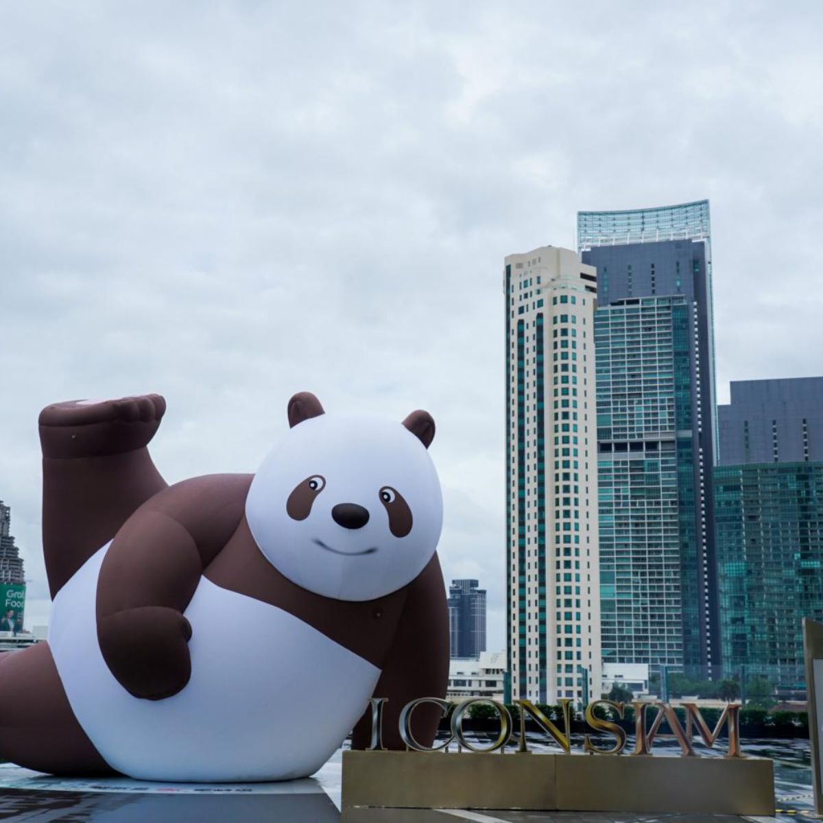 Bangkok Post - Giant panda, pink hippo arrive at Iconsiam