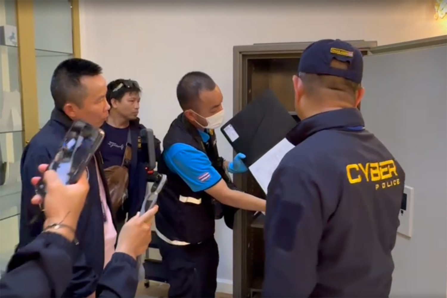 Bangkok Post - More raids as police seek to arrest Kok An's children