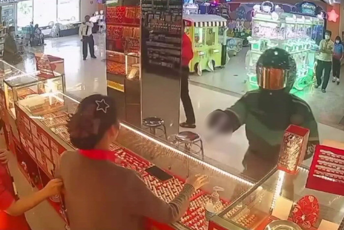 Bangkok Post - Gunman robs gold shop of jewellery worth B8.4m