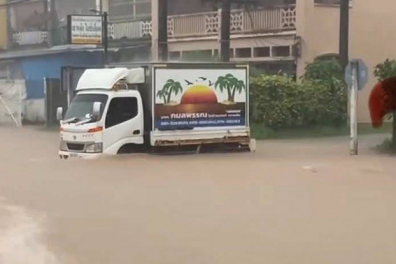 Bangkok Post - Heavy rains swamp two provinces